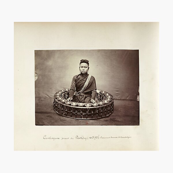 Lámina fotográfica «Niña camboyana de la década de 1870 tocando el ...