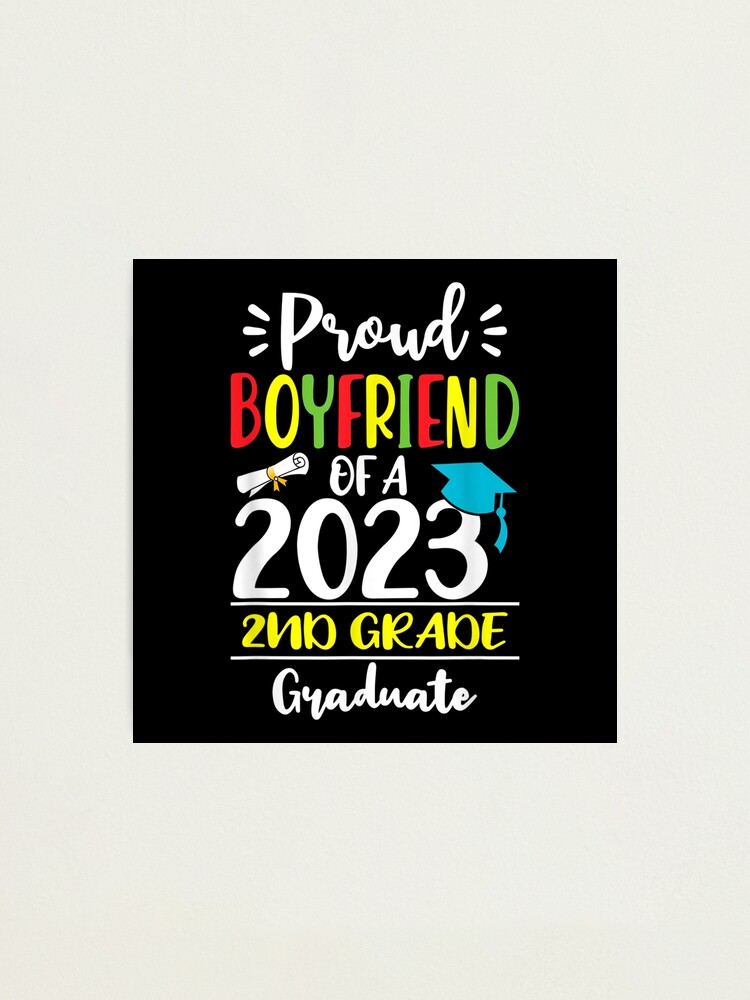 Lámina fotográfica «Orgulloso novio de un graduado de segundo grado de ... Lámina fotográfica «Orgulloso novio de un graduado de segundo grado de ...