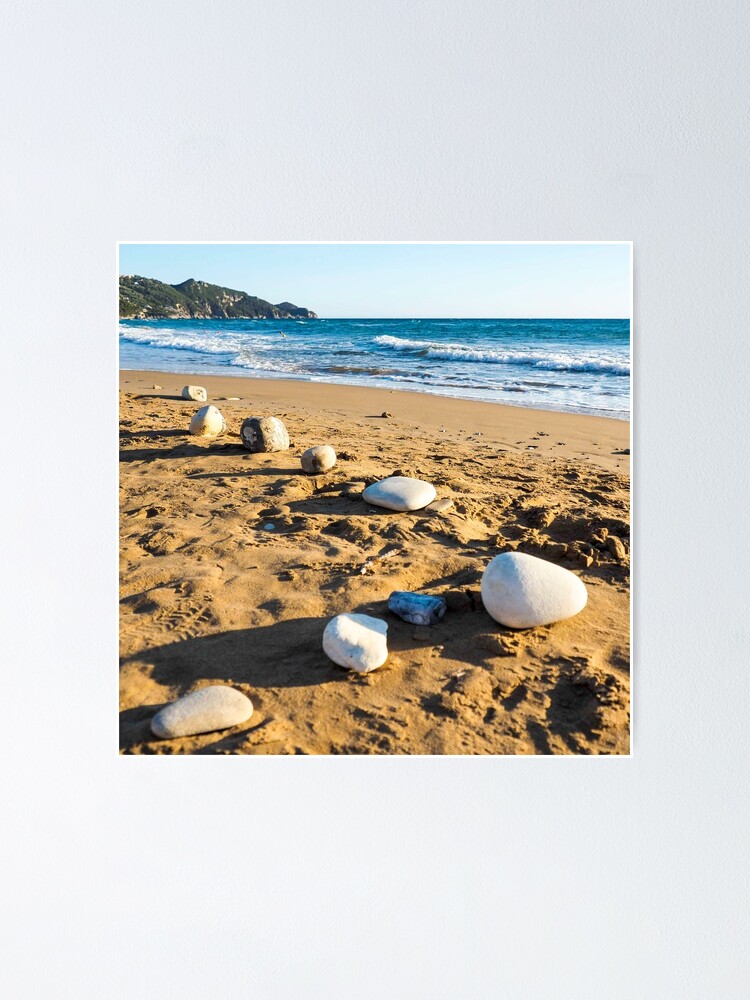 Poster « Galets sur la plage de l'île de Corfou Grèce Arillas », par ...