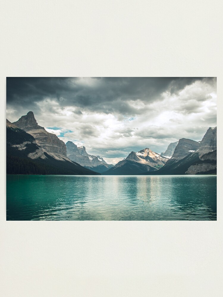 Lámina fotográfica «Lago Maligne en un día nublado, Parque Nacional ...