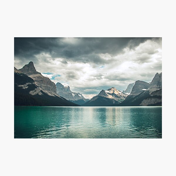 Lámina fotográfica «Lago Maligne en un día nublado, Parque Nacional ...