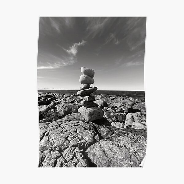 Póster «Pirámide de piedra en la playa rocosa» de AndreaBaduni | Redbubble