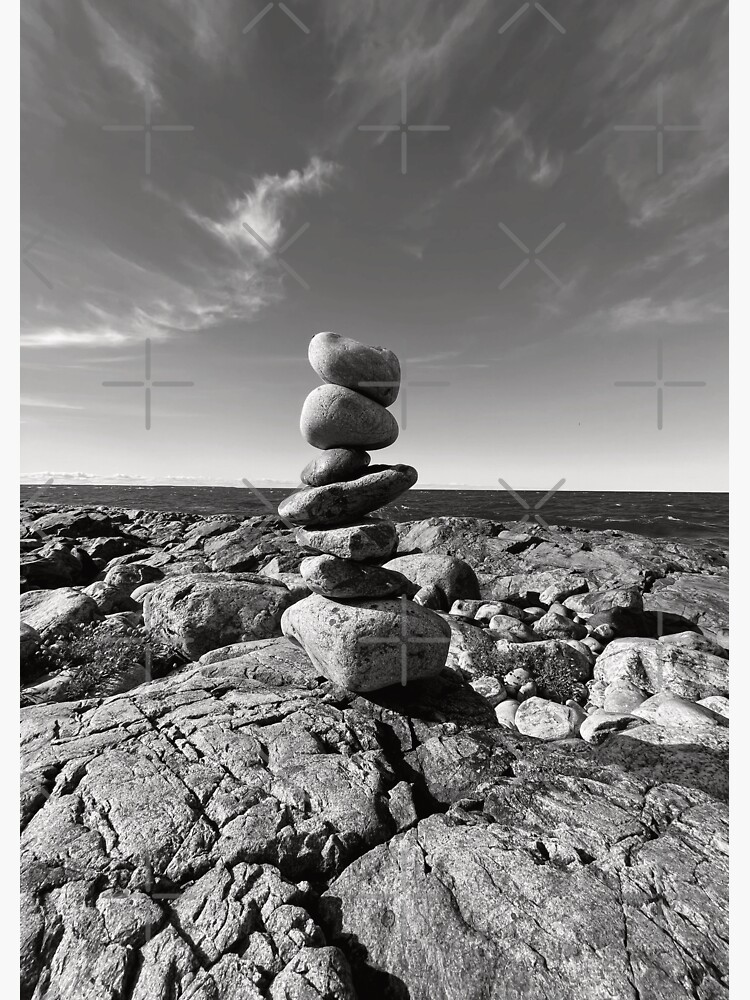 Pegatina «Pirámide de piedra en la playa rocosa» de AndreaBaduni ...