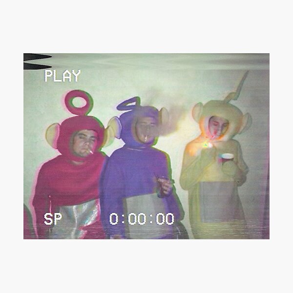 Lámina fotográfica «Teletubbies fumando VHS» de Nigglas | Redbubble