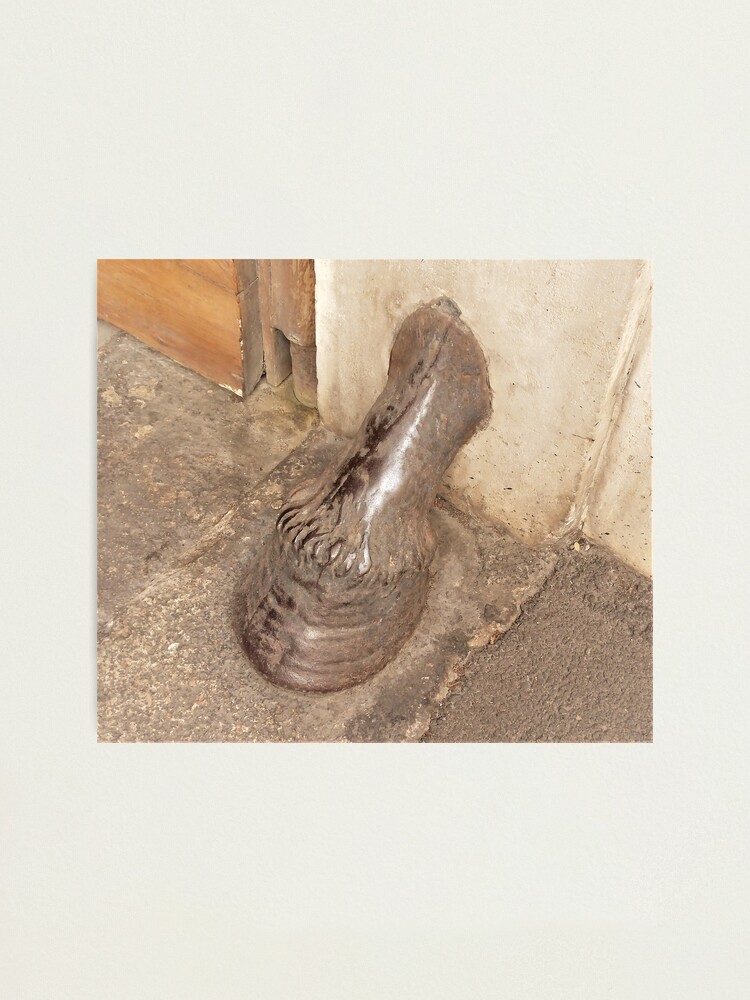 "Ein römischer Tethering Post" Fotodruck von Fara | Redbubble
