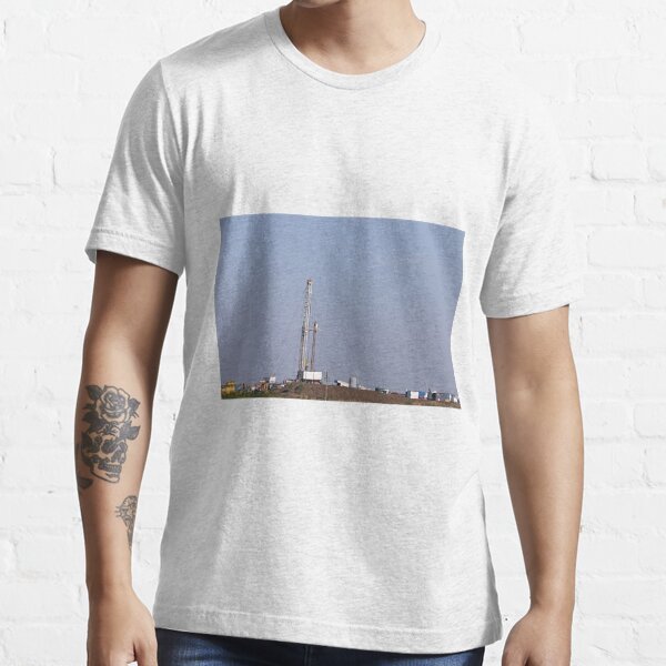 "land oil drilling rig on field" T-shirt by goceris | Redbubble | rig t ...