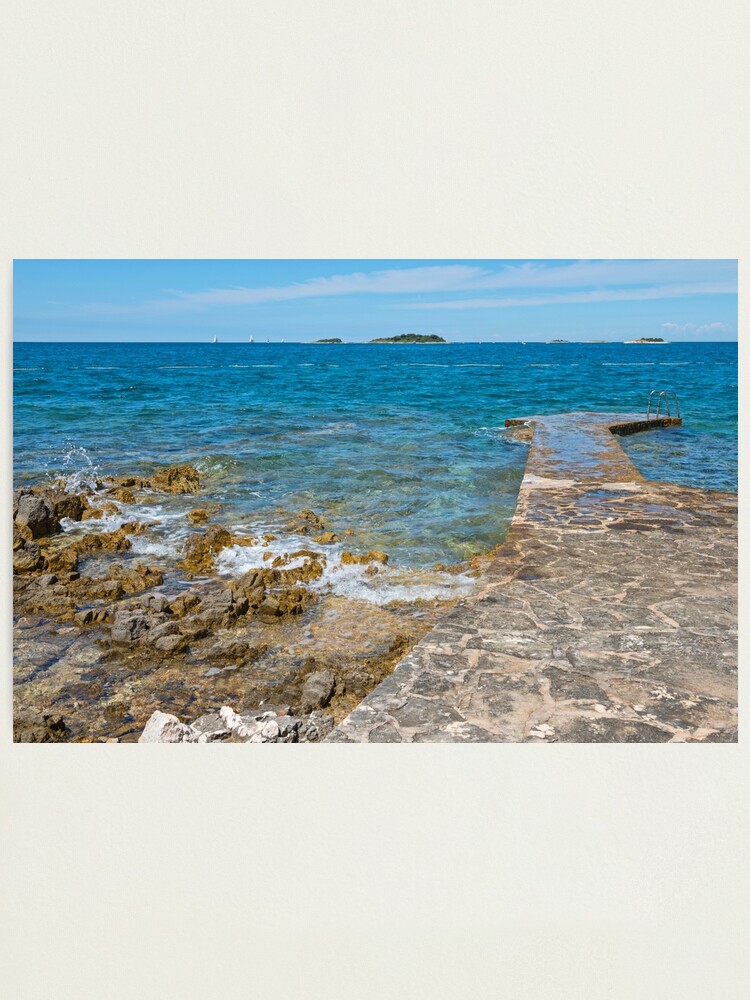 Lámina fotográfica «Camino en la playa rocosa típica en Istria, costa ...