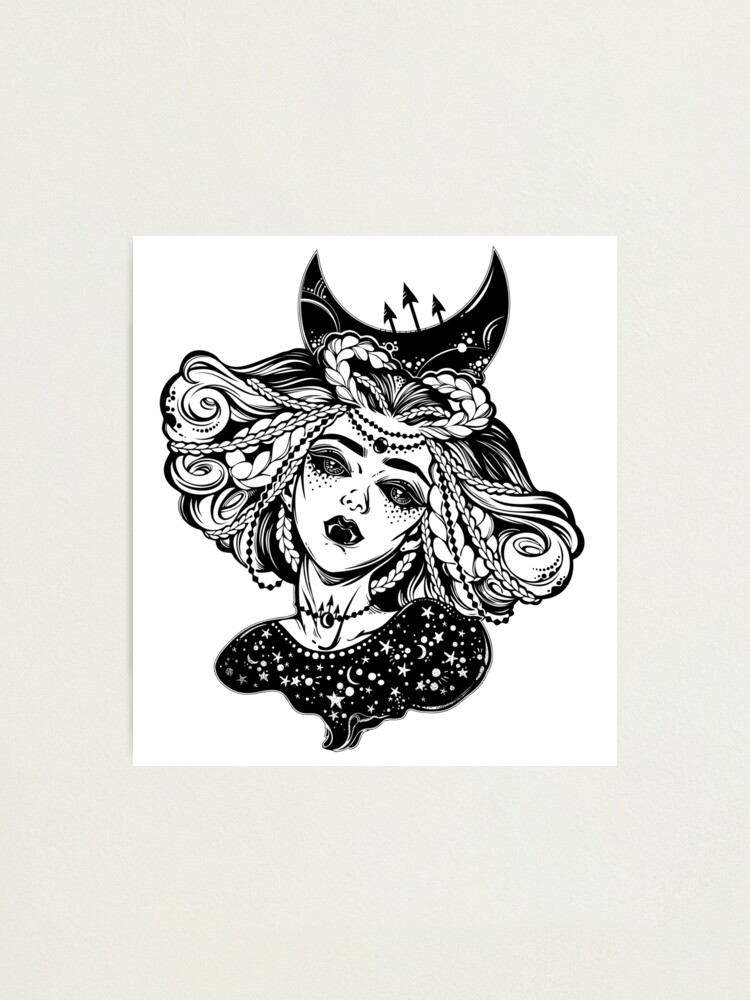 "Vampire princess of the night. Beautiful sad Dracula girl portrait ...